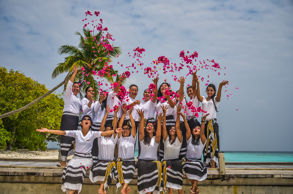 How do I apply for a resort job in Maldives